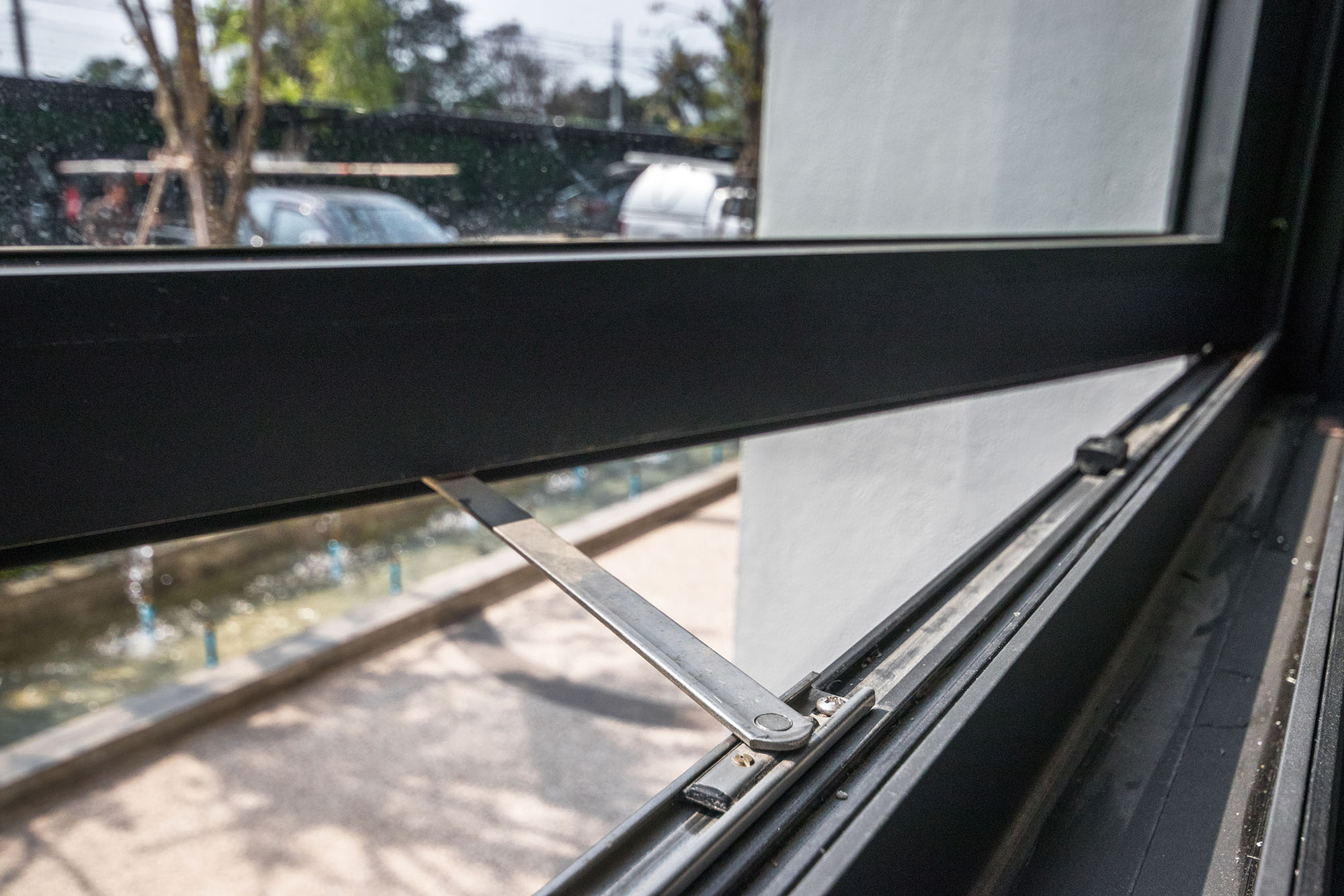 How to Fix a Window That Won’t Stay Up in Your Home