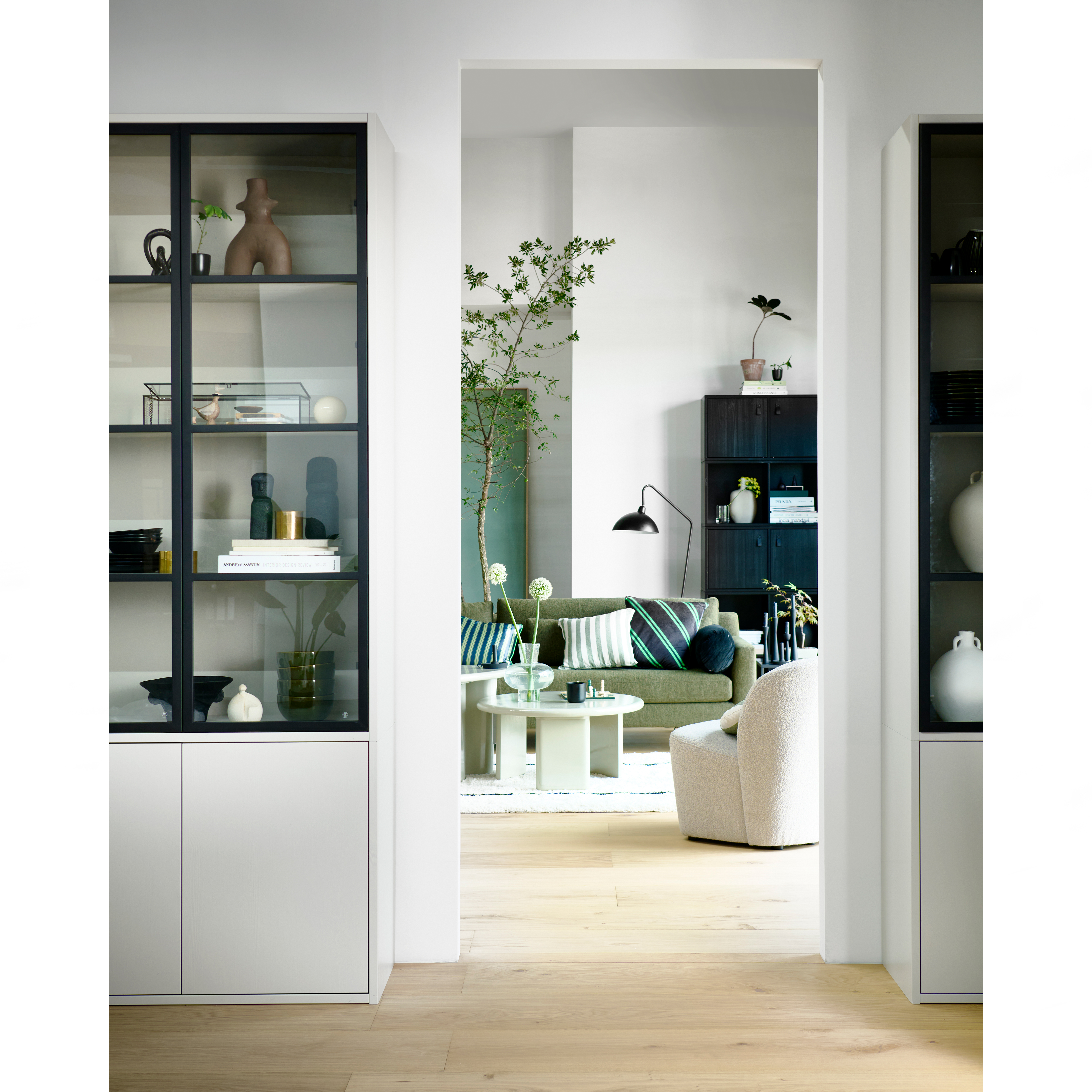 De Eekhoorn | BASIC 4-DRS VITRINE ARMOIRE PIN BROUILLARD [fsc]