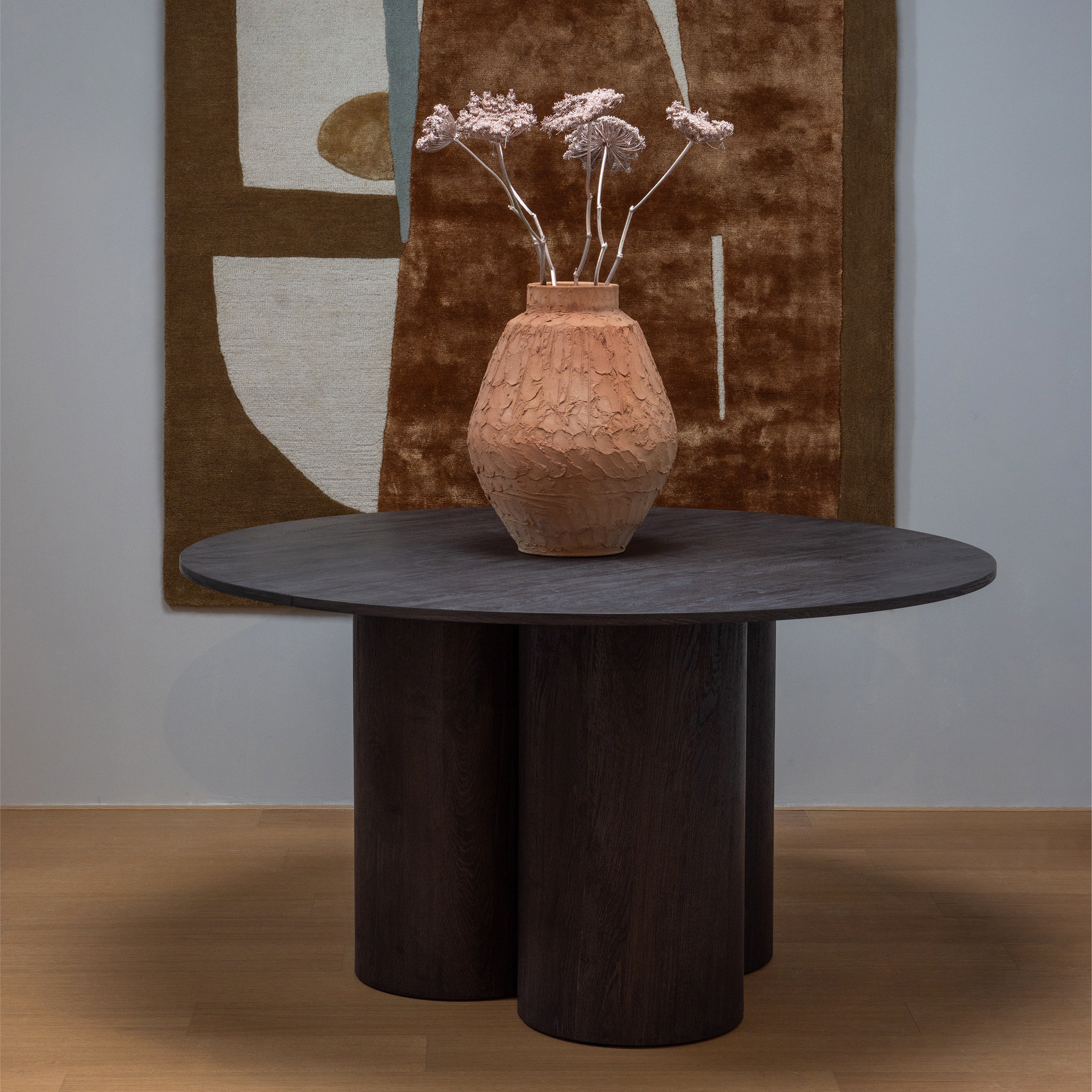 De Eekhoorn | OONA DINING TABLE ROUND WITH 3-LEG MDF DARK BROWN Ø140CM