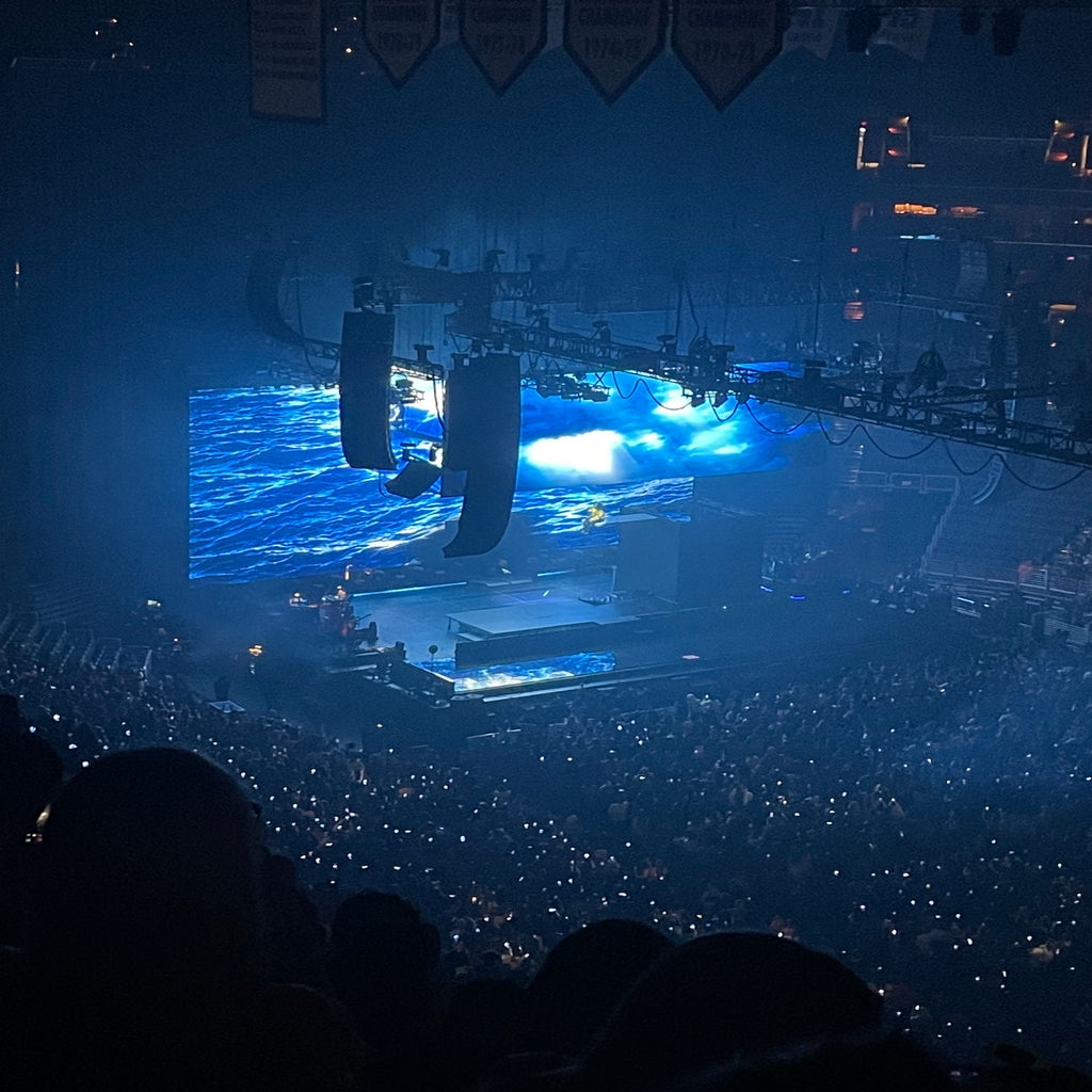 Concert Review: SZA Delivers Emotional and Visually Stimulating ...