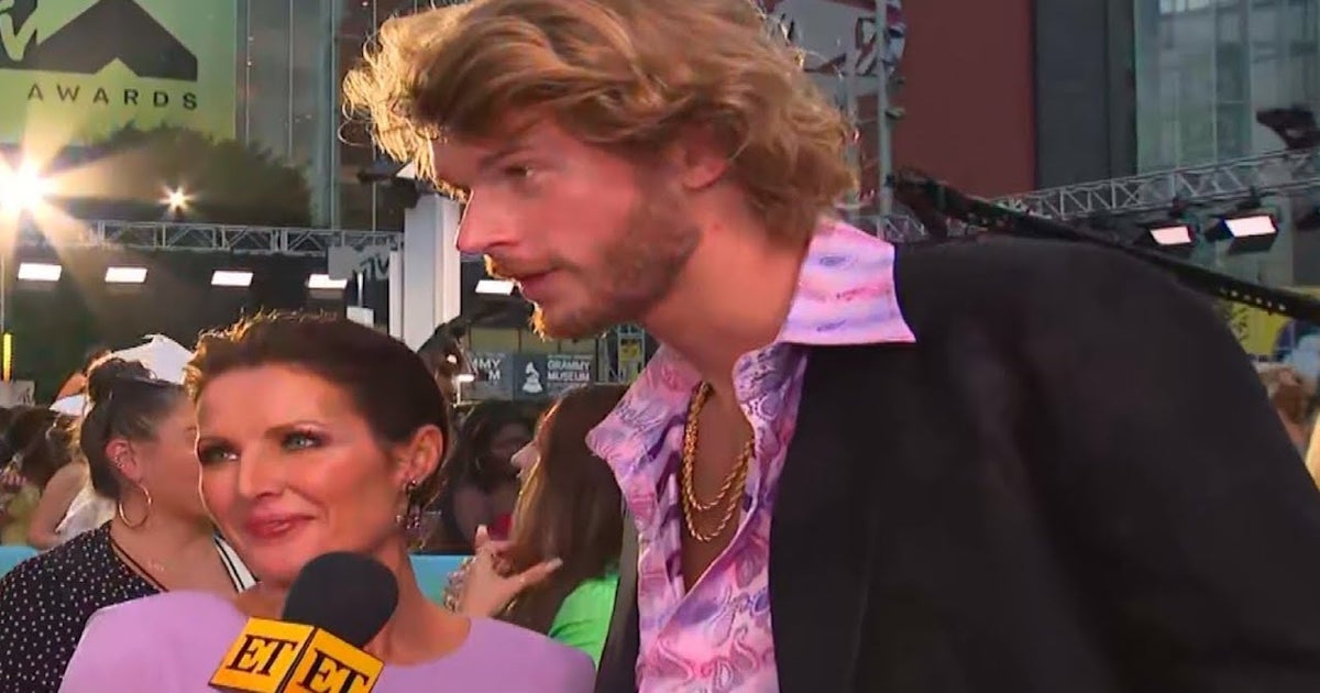 Addison Rae’s Mom & Yung Gravy Kissed At The VMAs
