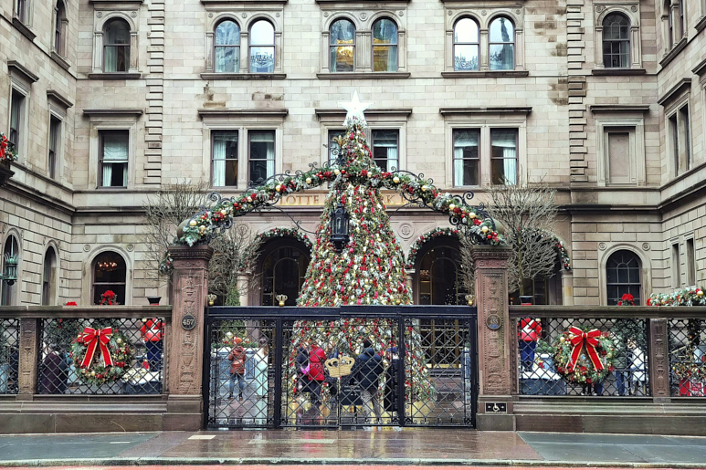 10 Legendary “Gossip Girl Filming Locations” To Visit in NYC