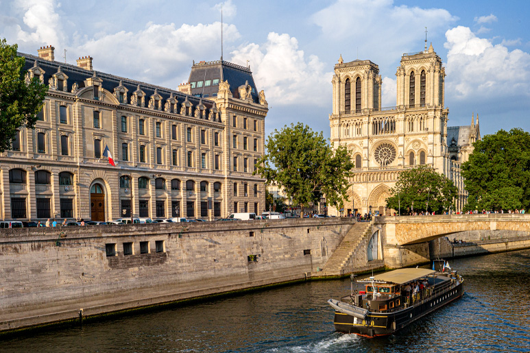 10 Unmissable Historical Places in France